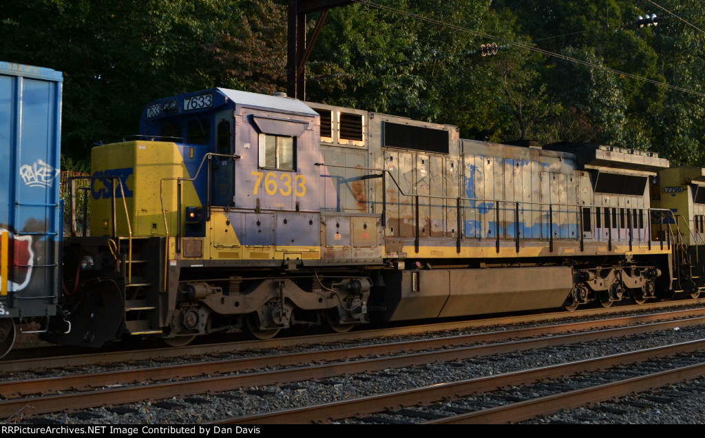 CSX C40-8 7633 trails on Q301-30